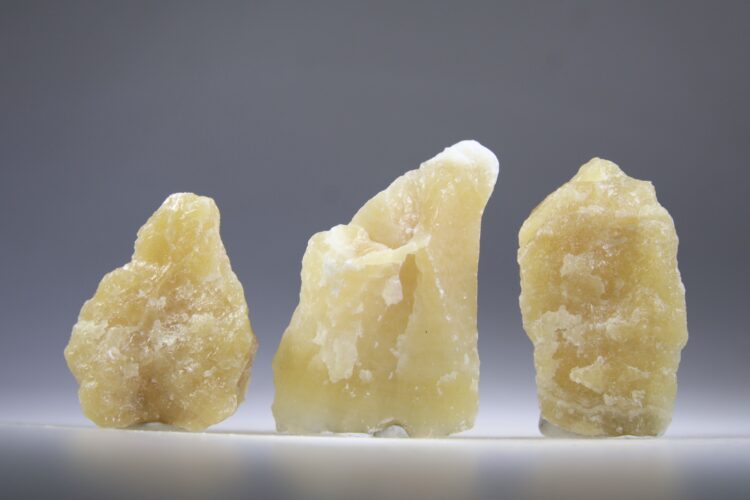 4 Nieuwe bakken met ruwe Calciet uit Pakistan - Lichtpuntje Kristallen